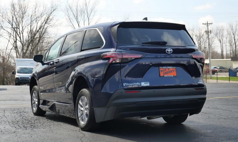 2021 Toyota Sienna – BraunAbility Side-Entry Mobility | 30830AT ...