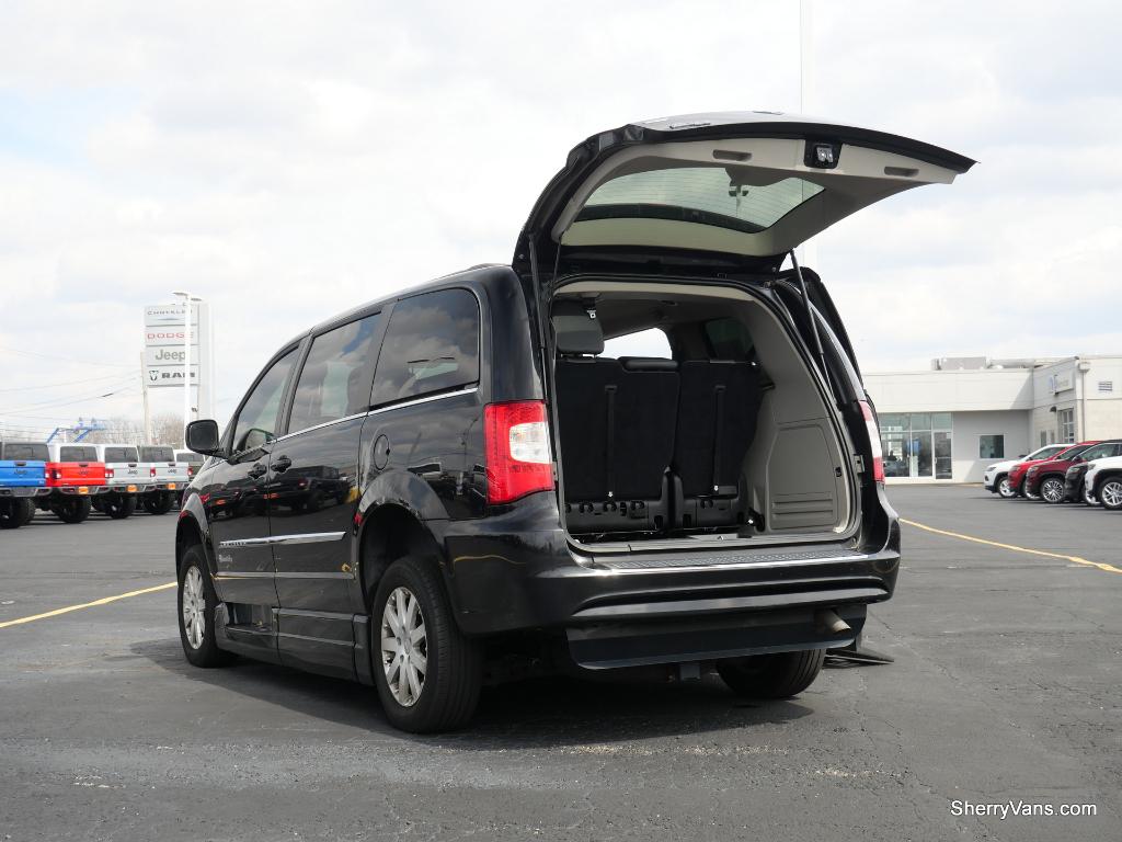2015 Chrysler Town & Country – BraunAbility Side-Entry Mobility ...
