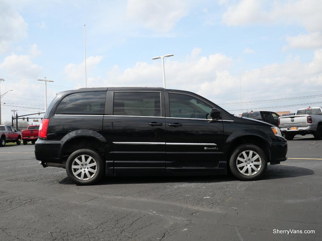 2015 Chrysler Town & Country – BraunAbility Side-Entry Mobility ...