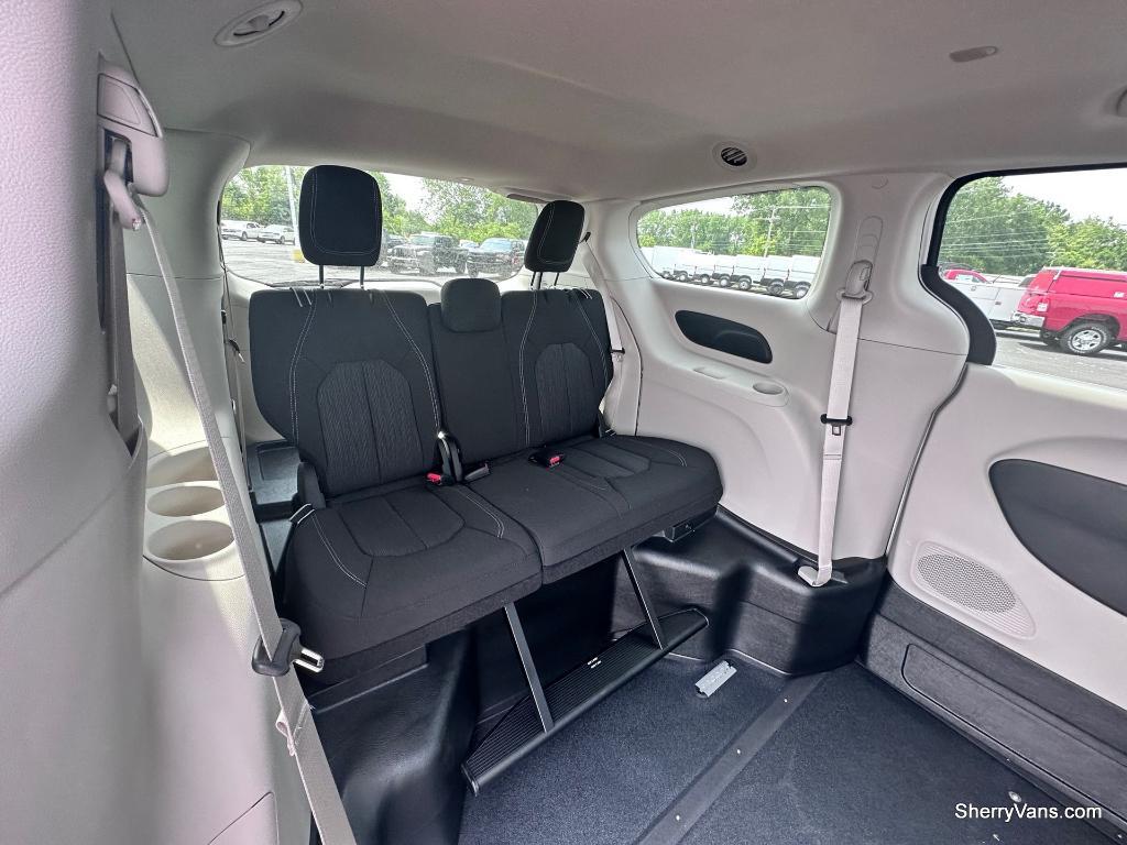 2022 Chrysler Voyager - VMI Side-Entry Mobility | CP16905T | Paul ...
