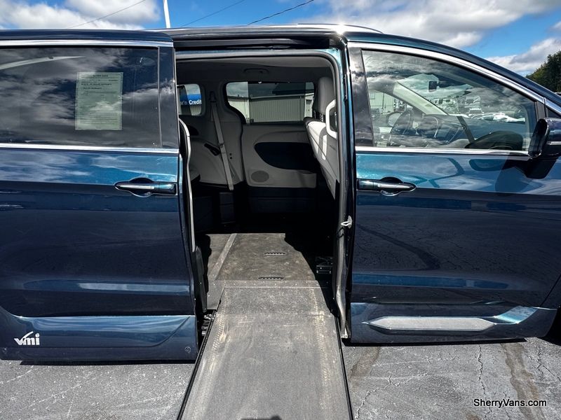 2021 Chrysler Pacifica - VMI Side-Entry Mobility | 30794AT | Paul ...