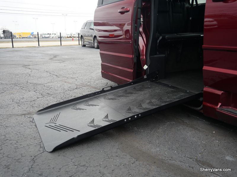 2017 Dodge Grand Caravan - Amerivan Side-Entry Mobility | CP16979AT ...